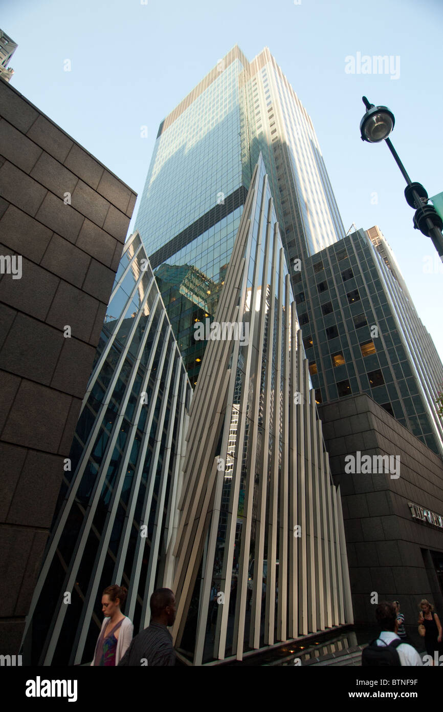 Glass office tower manhattan hi-res stock photography and images - Alamy