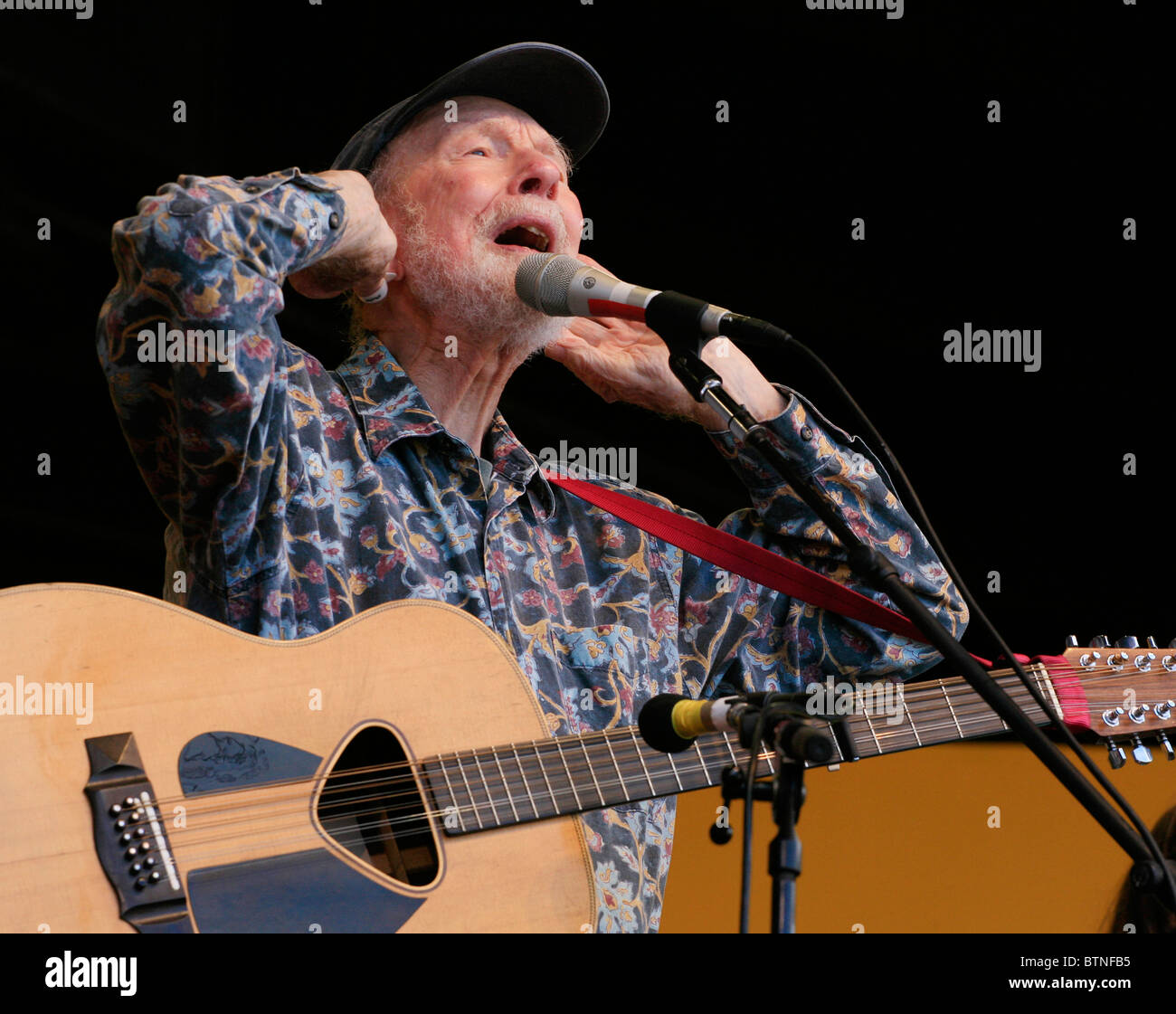 PETE SEGER sings at the 2009 MONTEREY JAZZ FESTIVAL - CALIFORNIA Stock ...