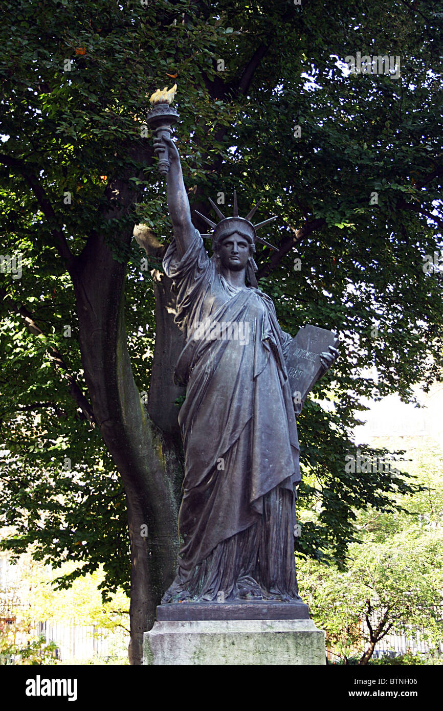 Statue of liberty model hi-res stock photography and images - Alamy