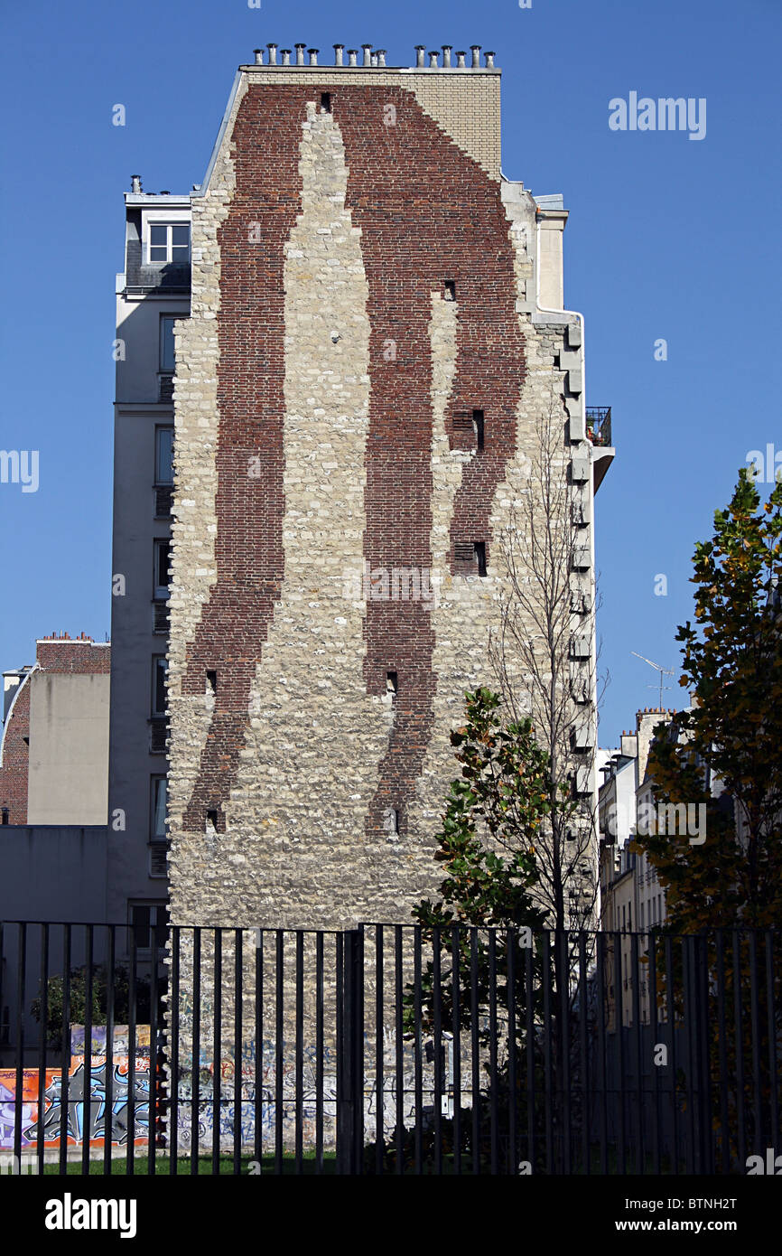 Paris, flank wall of building with brickwork indicating lines of ...