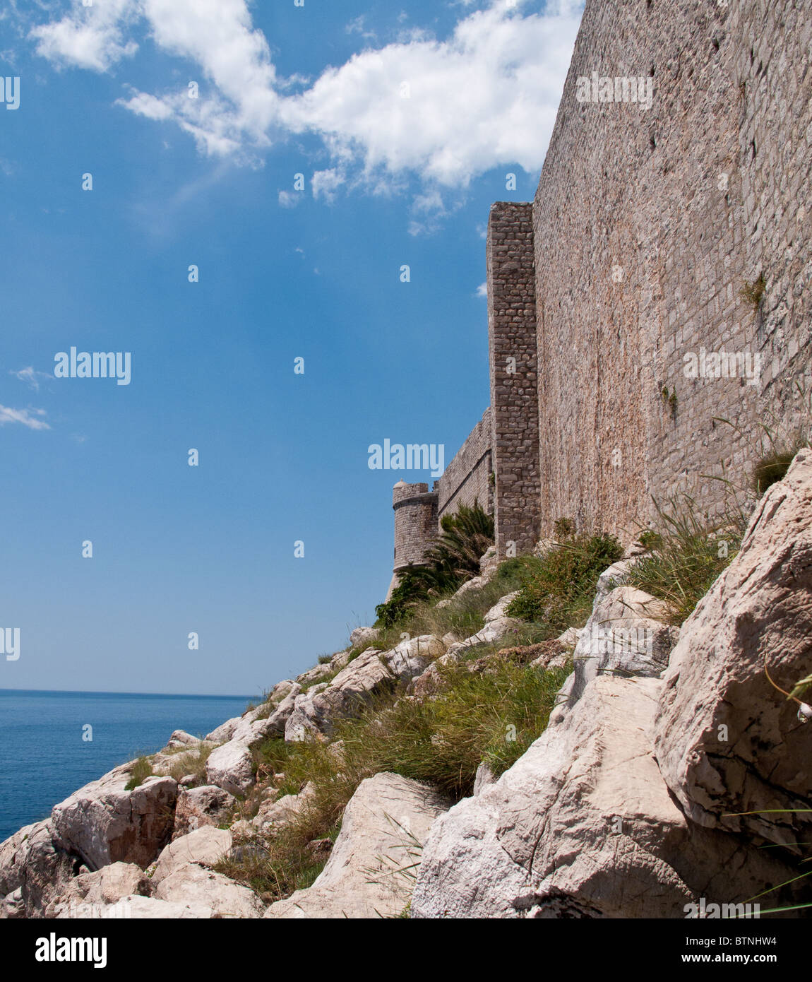 Ancient fortress on the cliff edge of Dubrovnik protects the port Stock ...