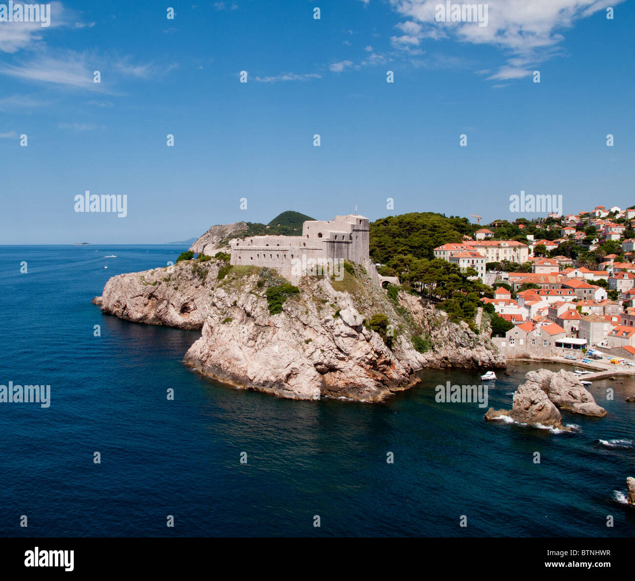 Ancient fortress on the cliff edge of Dubrovnik protects the port Stock ...