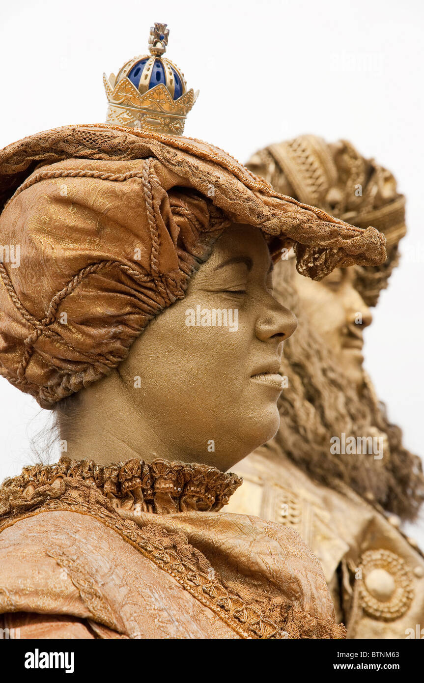 Gold body paint hi-res stock photography and images - Alamy