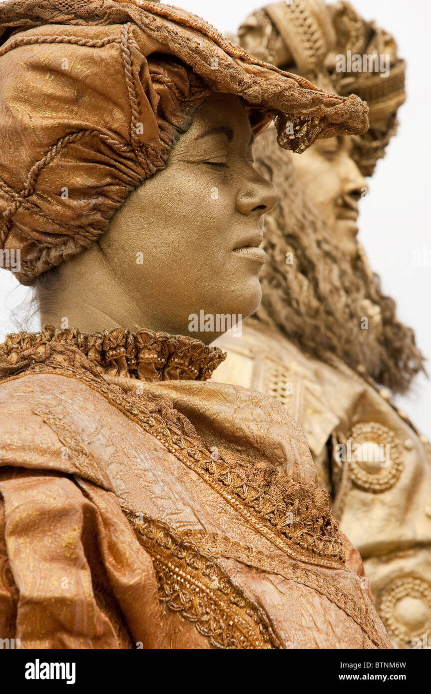 Gold body paint hi-res stock photography and images - Alamy