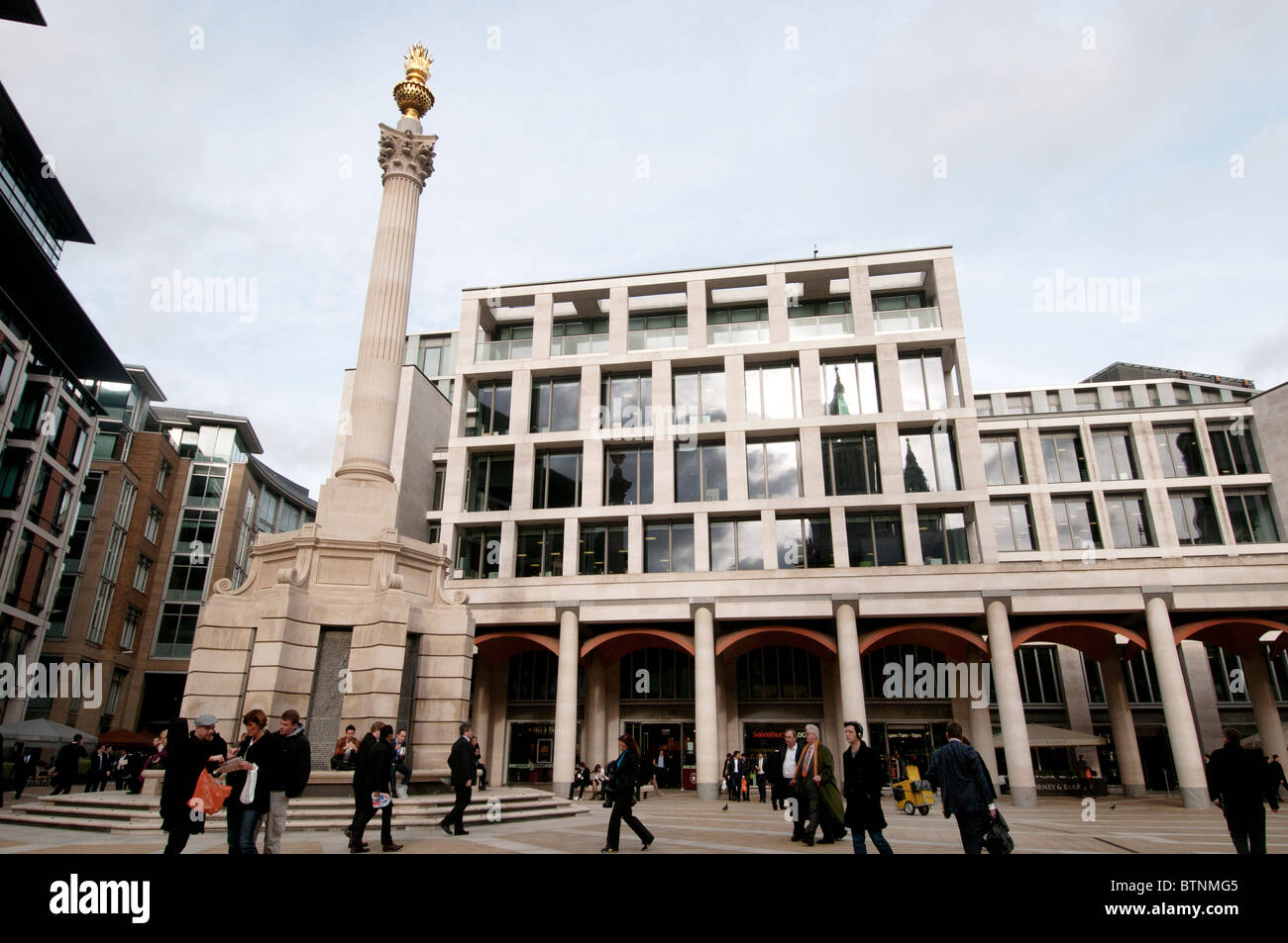 Paternoster square, City of London. Lunchtime Stock Photo - Alamy