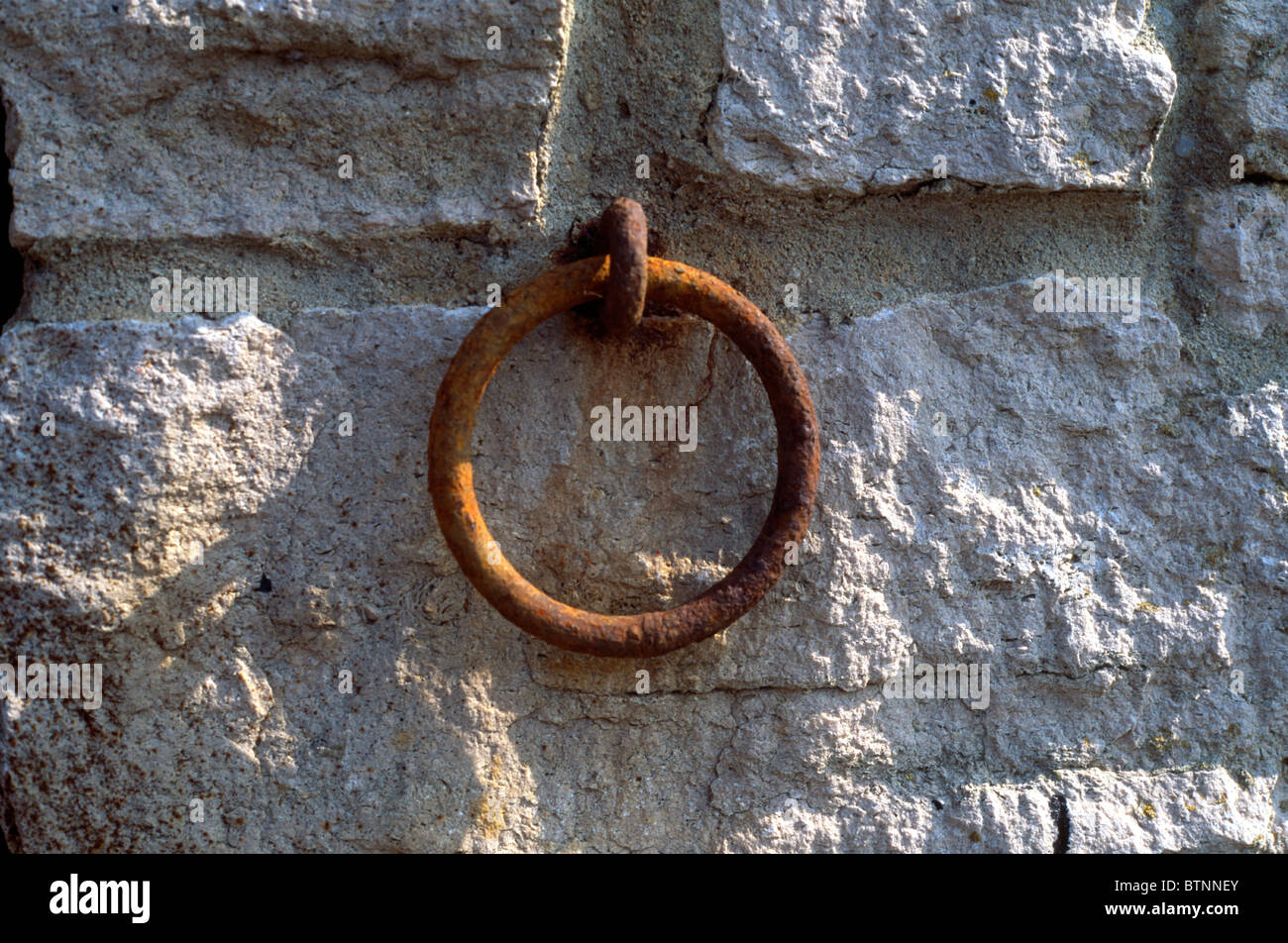 Rusty mooring ring set in a stone wall at Kimmeridge, Dorset Stock ...