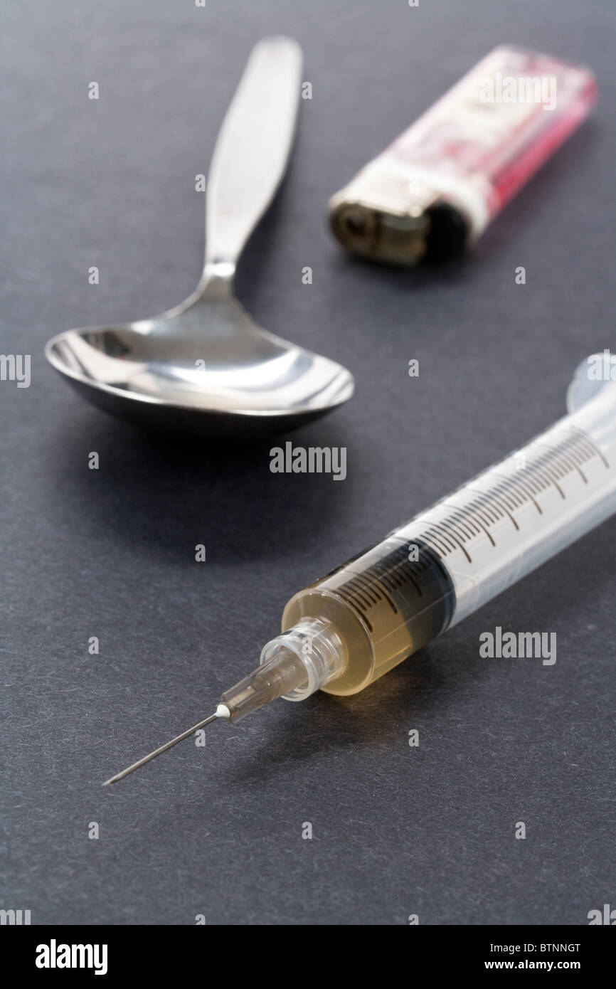 Syringe, spoon and lighter, concept of addiction Stock Photo - Alamy