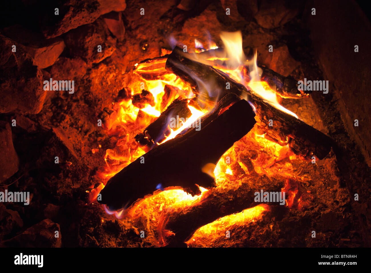 Glowing coals pit fire hi-res stock photography and images - Alamy