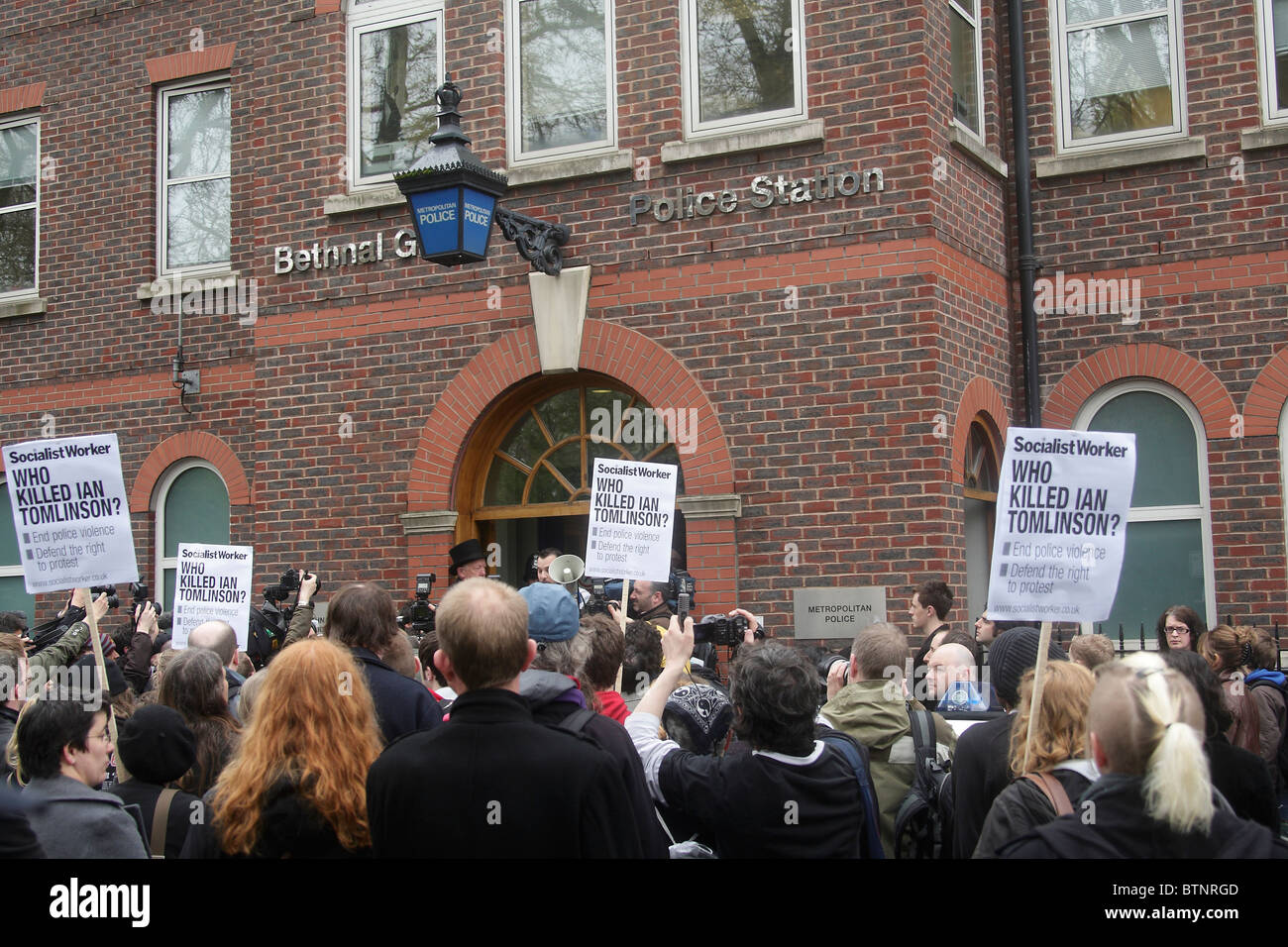 Ian Tomlinson protesters outside Bethnal Green Police station Stock ...
