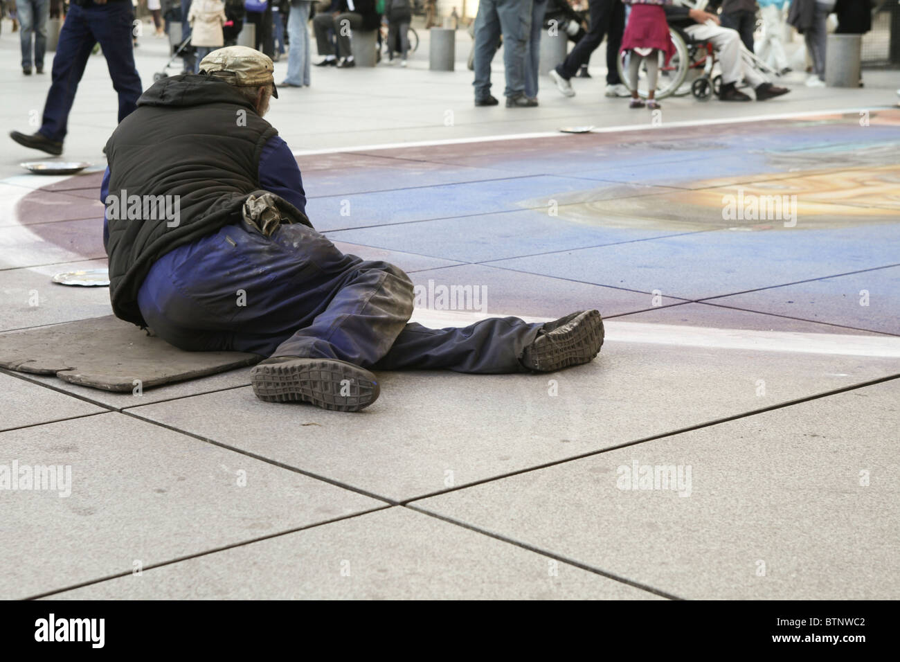 Chalk painting artist man art hi-res stock photography and images - Alamy