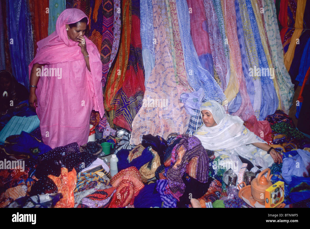 Mauritanian woman hi-res stock photography and images - Alamy