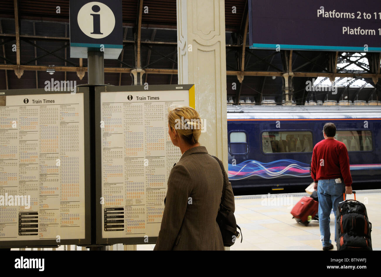 Train timetable board hi-res stock photography and images - Alamy