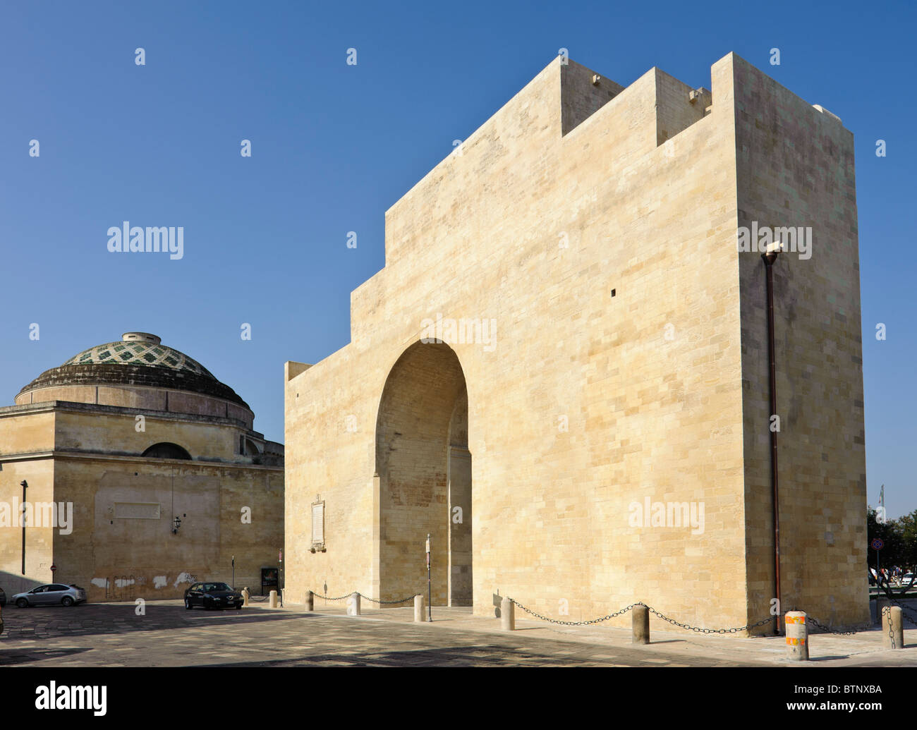 City gate arch hi-res stock photography and images - Alamy