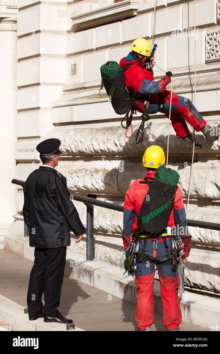 Abseiling down building hi-res stock photography and images - Alamy