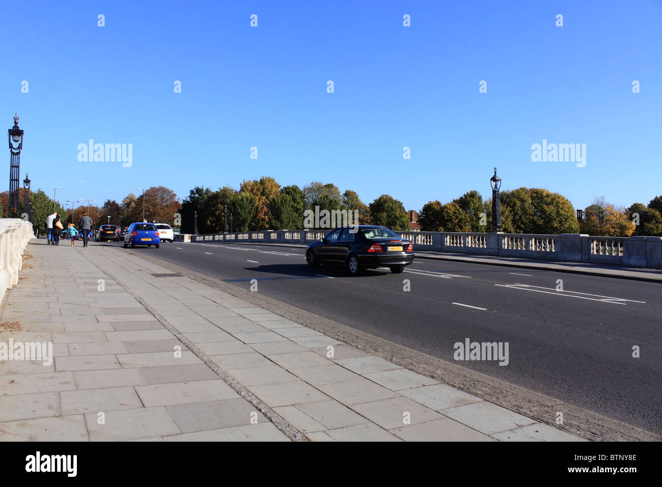 Hampton Court Bridge, Molesey, Surrey England UK Stock Photo - Alamy