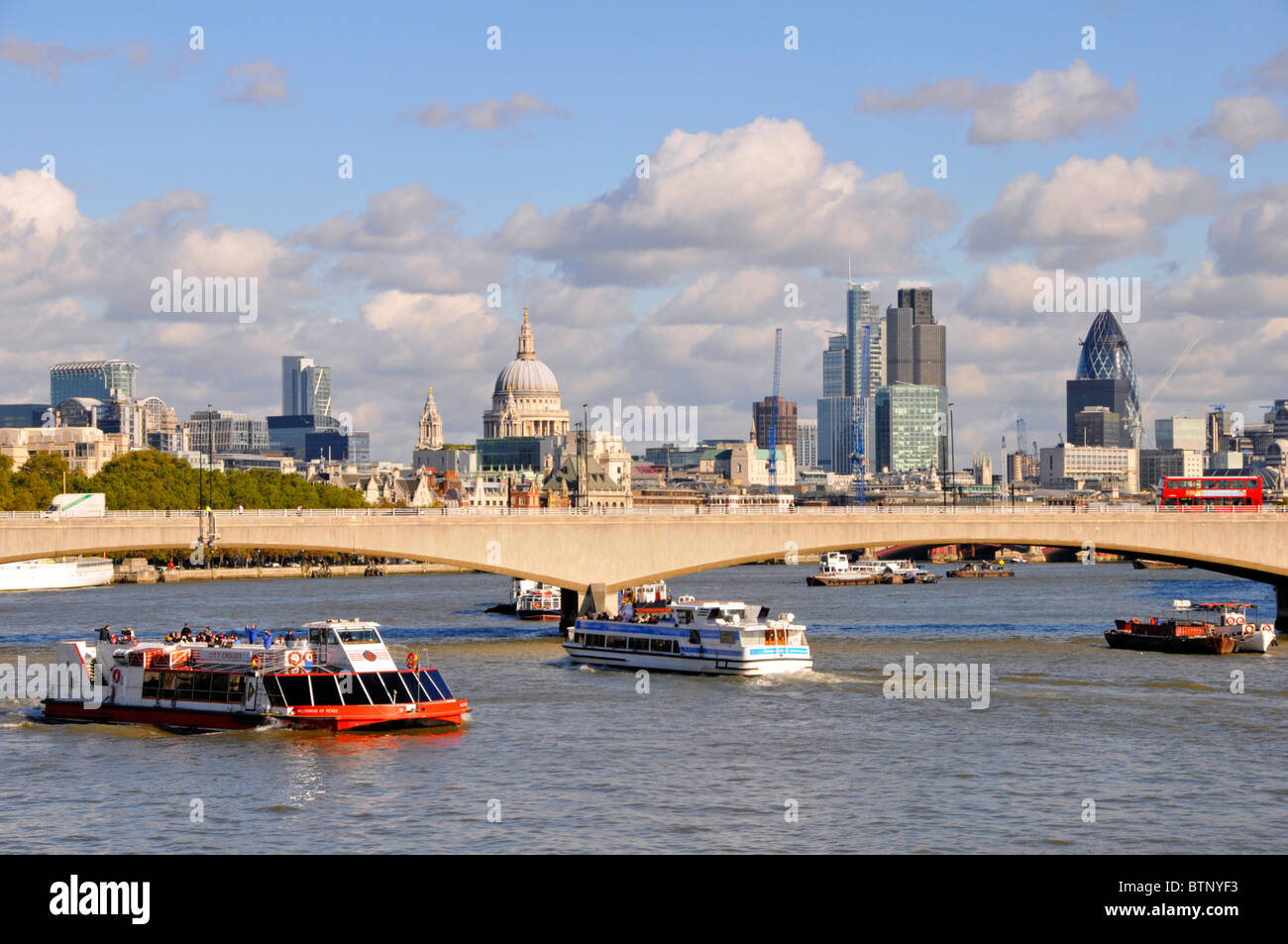 Tour boats waterloo bridge river hi-res stock photography and images ...