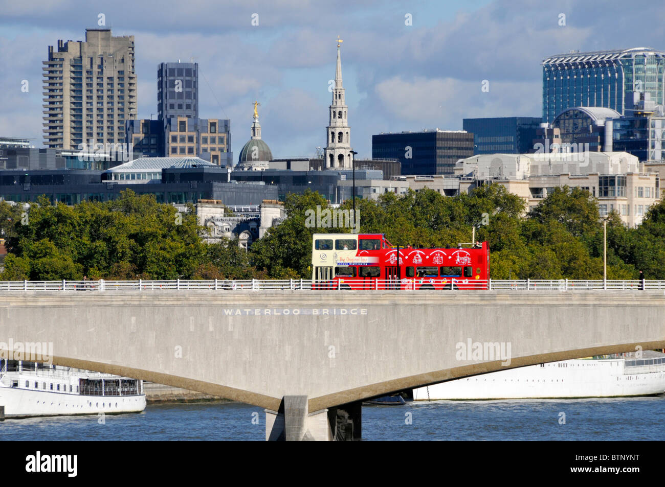 Open top bus london bridge hi-res stock photography and images - Alamy