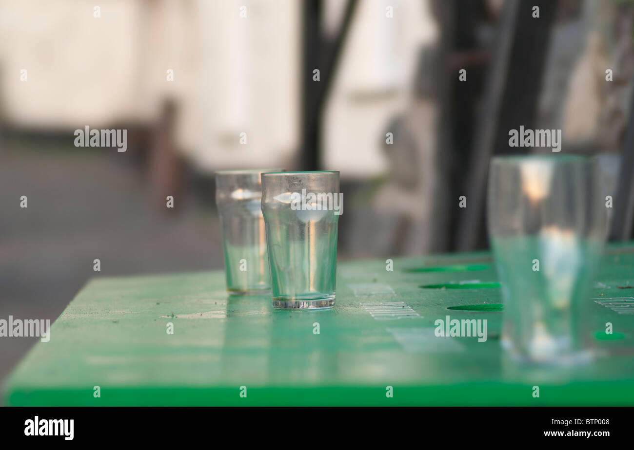 Empty pint glasses hi-res stock photography and images - Alamy