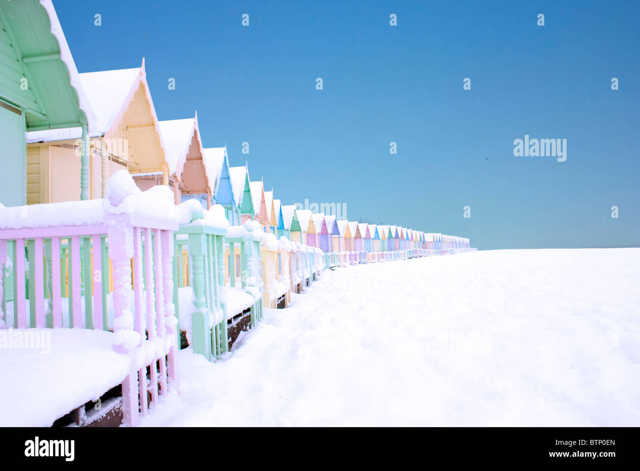 Empty beach and beach huts hi-res stock photography and images - Alamy