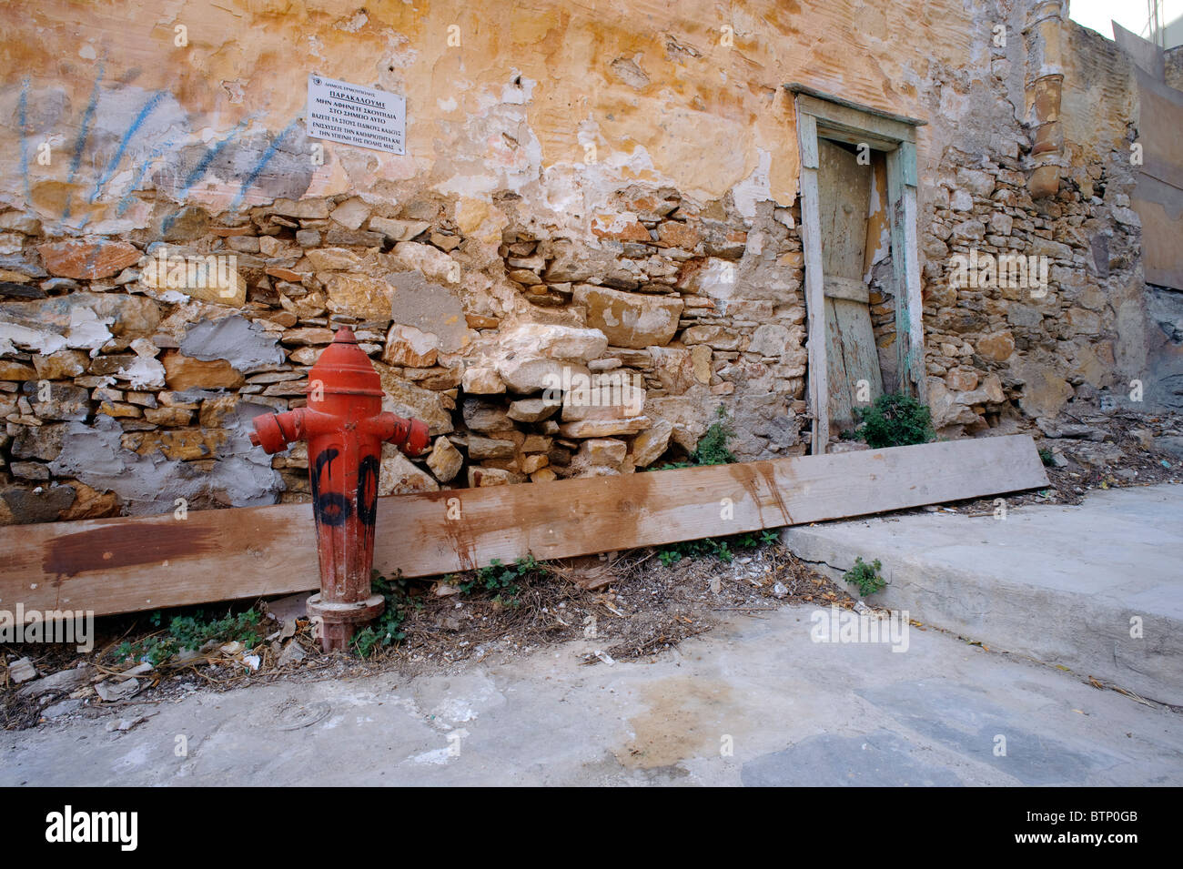 Old and decrepit hi-res stock photography and images - Alamy