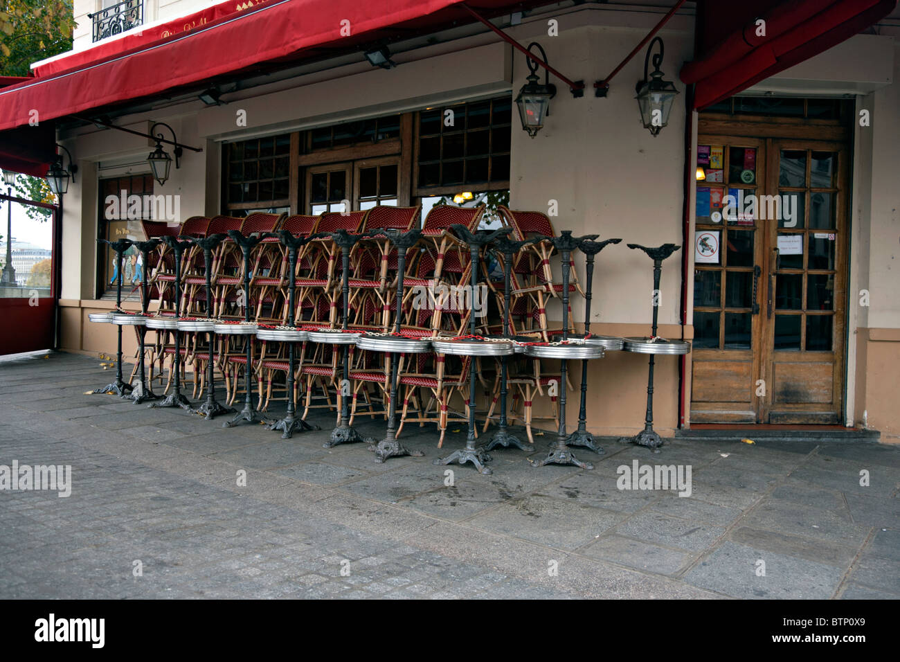 bistro in paris france Stock Photo - Alamy