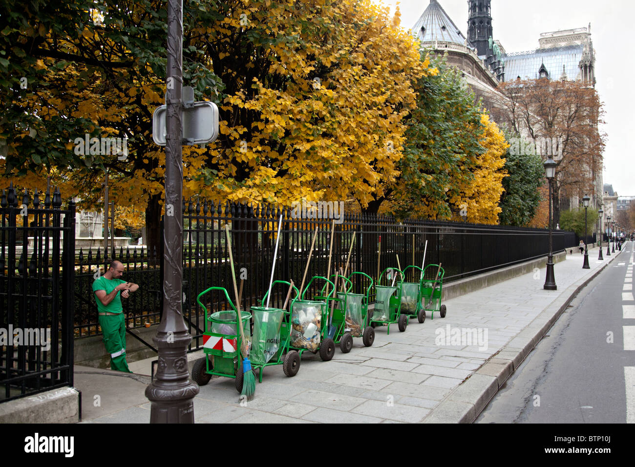 Street cleaning paris hi-res stock photography and images - Alamy
