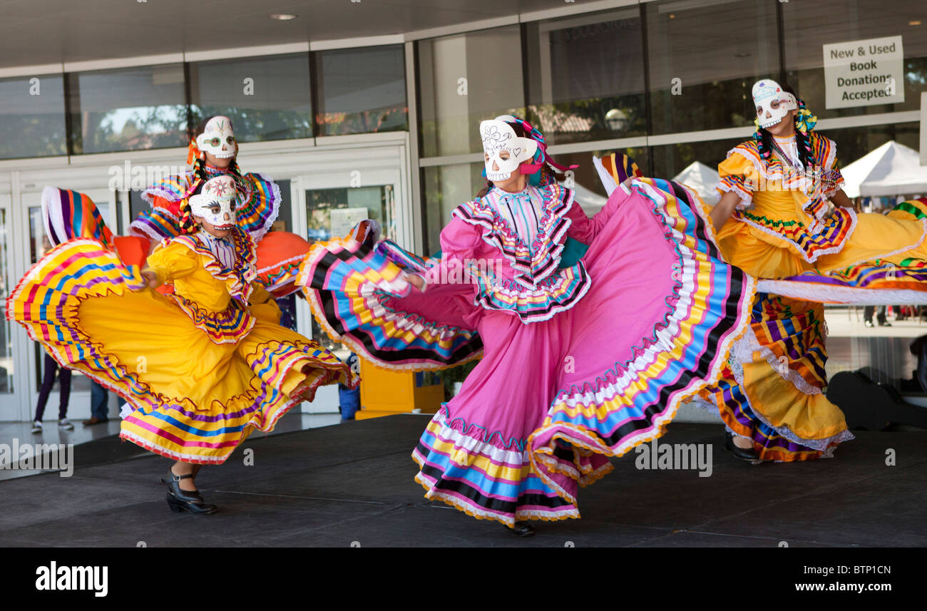 Folklorico dance hi-res stock photography and images - Alamy