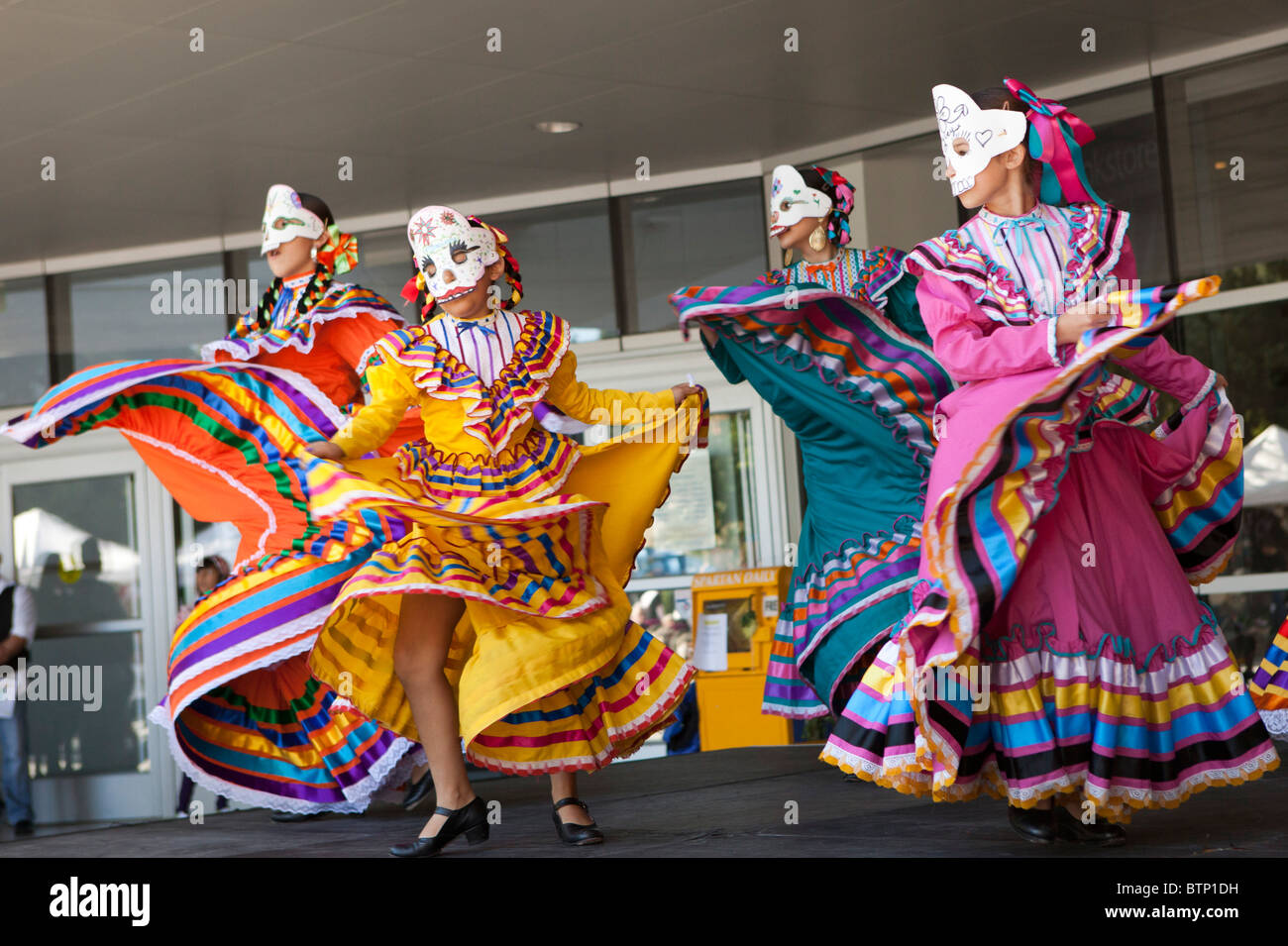 Folklorico dance hi-res stock photography and images - Alamy