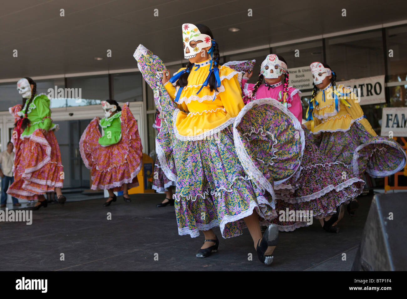 Folklorico dance hi-res stock photography and images - Alamy