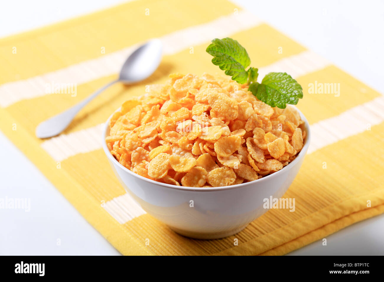 Bowl of crunchy corn flakes Stock Photo - Alamy