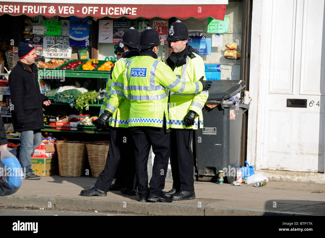 Police officers talking hi-res stock photography and images - Alamy
