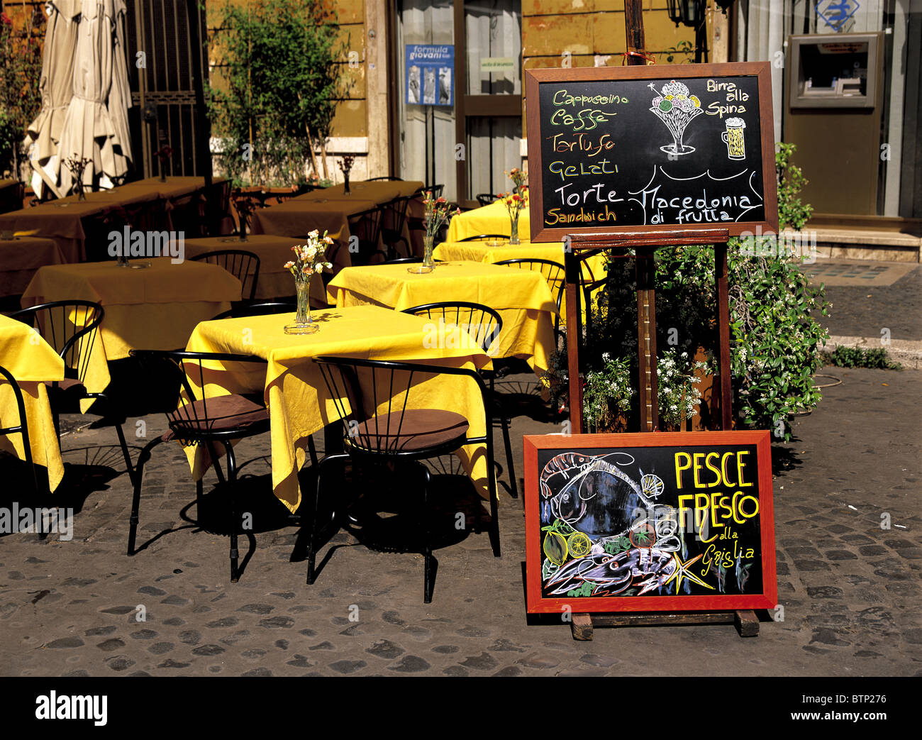 Outdoor cafe in Piazza Navona, Rome, Italy Stock Photo - Alamy