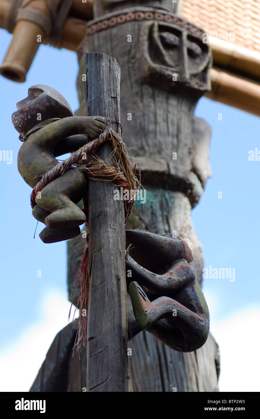 Wooden idol hi-res stock photography and images - Alamy