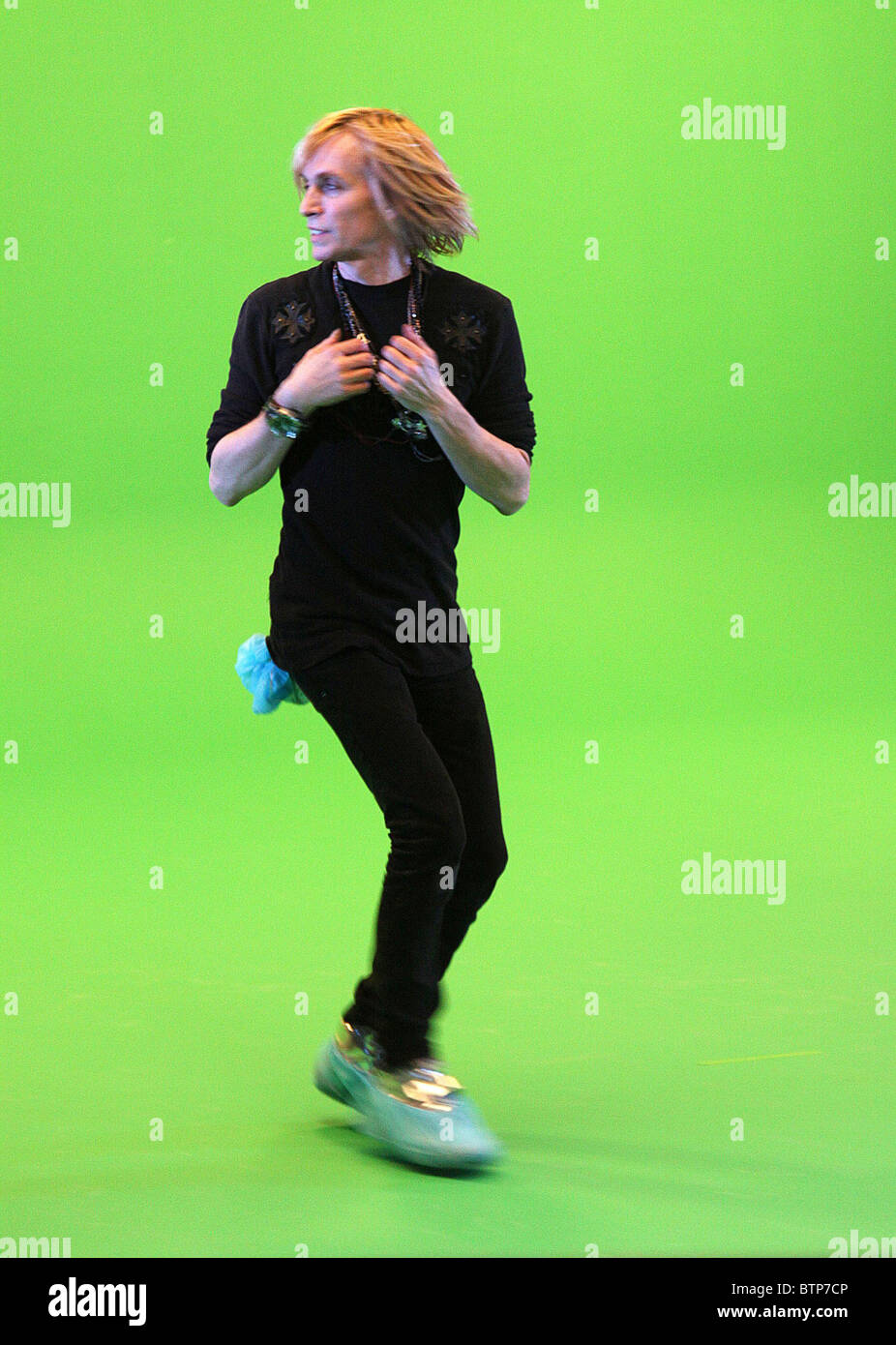 Marc Bouwer Fall/Winter 2010 Fashion Collection Virtual Runway Show ...