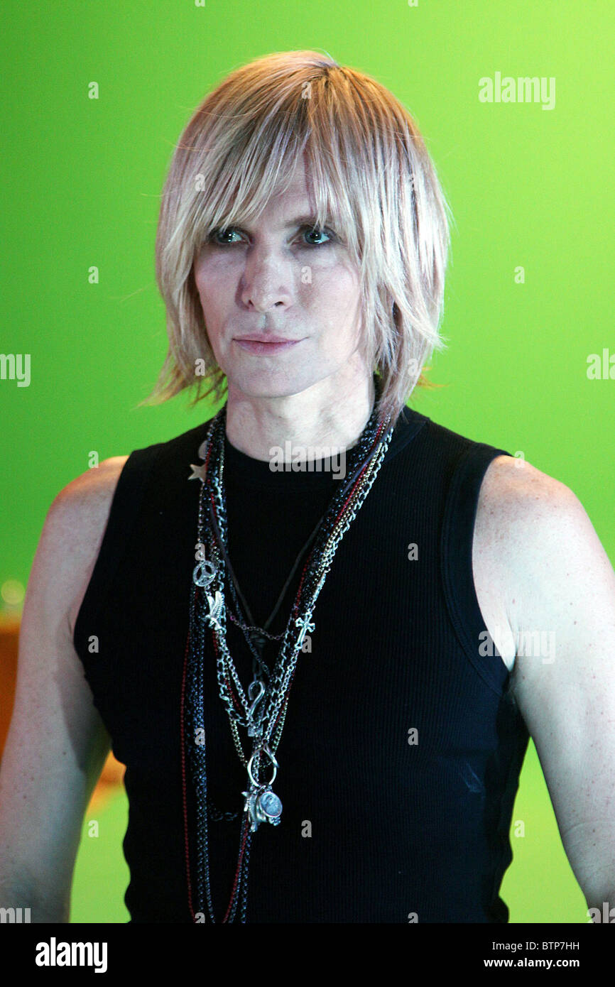 Marc Bouwer Fall/Winter 2010 Fashion Collection Virtual Runway Show ...