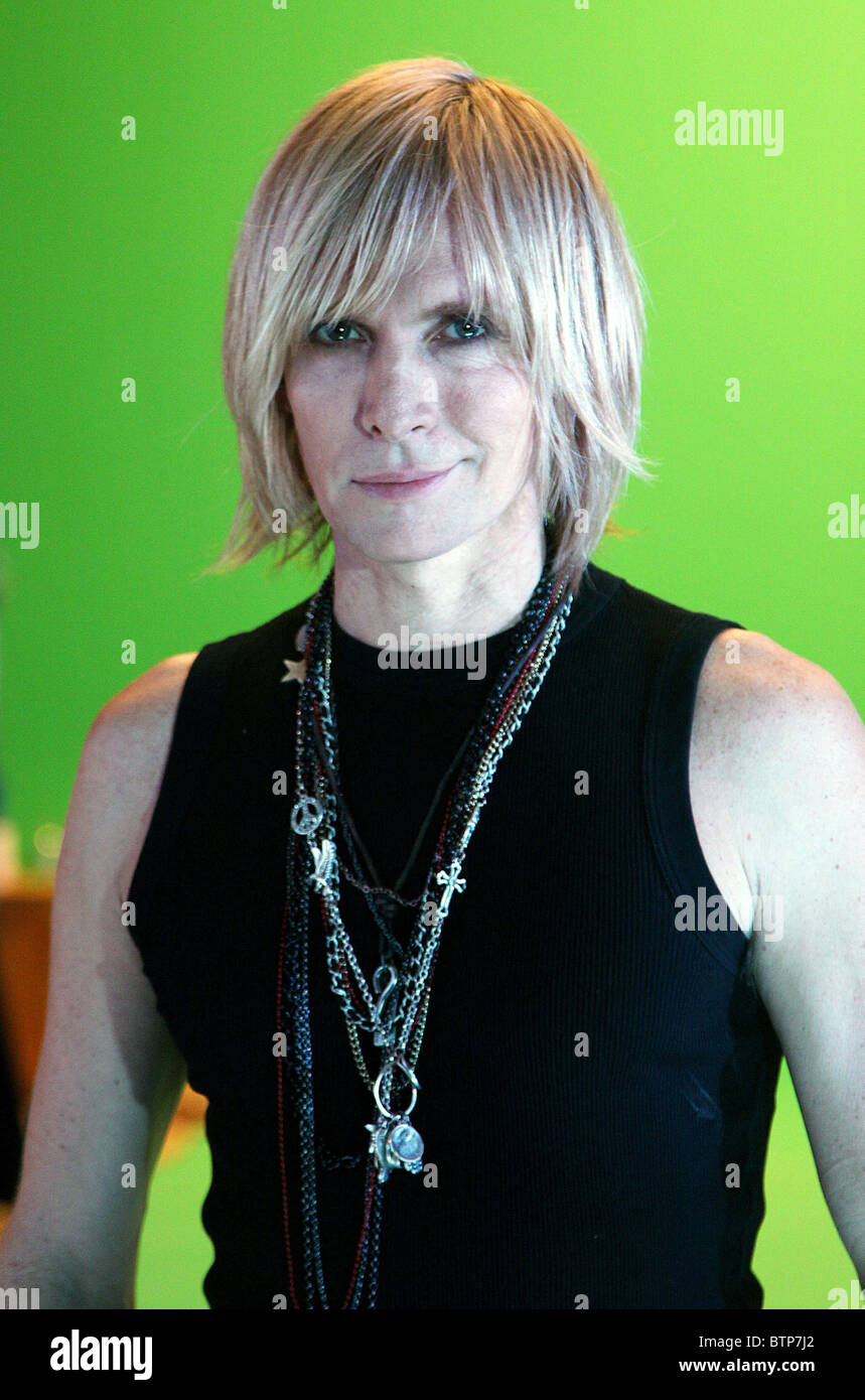 Marc Bouwer Fall/Winter 2010 Fashion Collection Virtual Runway Show ...