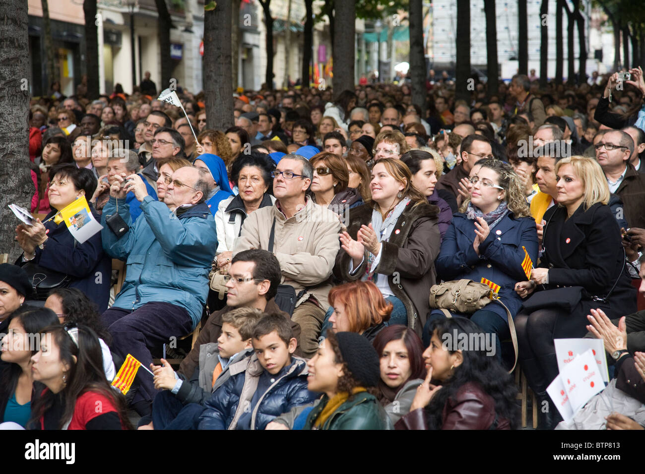 Crowd sitting outdoor watching hi-res stock photography and images - Alamy