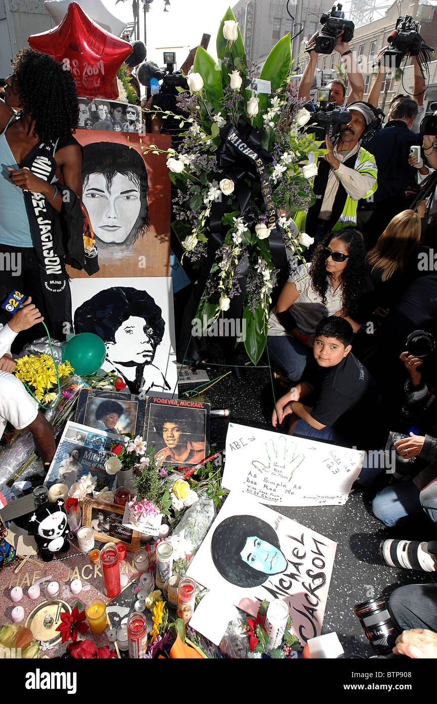 Fans Leave Flowers on Michael Jackson's Star on the Hollywood Walk of ...