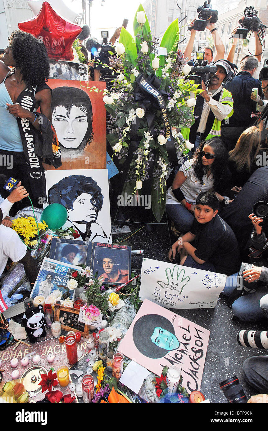 Fans Leave Flowers on Michael Jackson's Star on the Hollywood Walk of ...