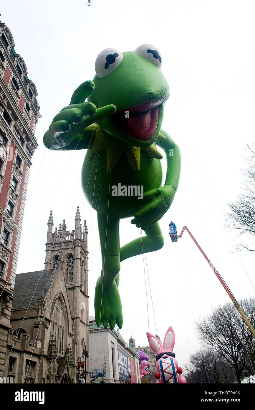 Macys thanksgiving day parade kermit hi-res stock photography and ...