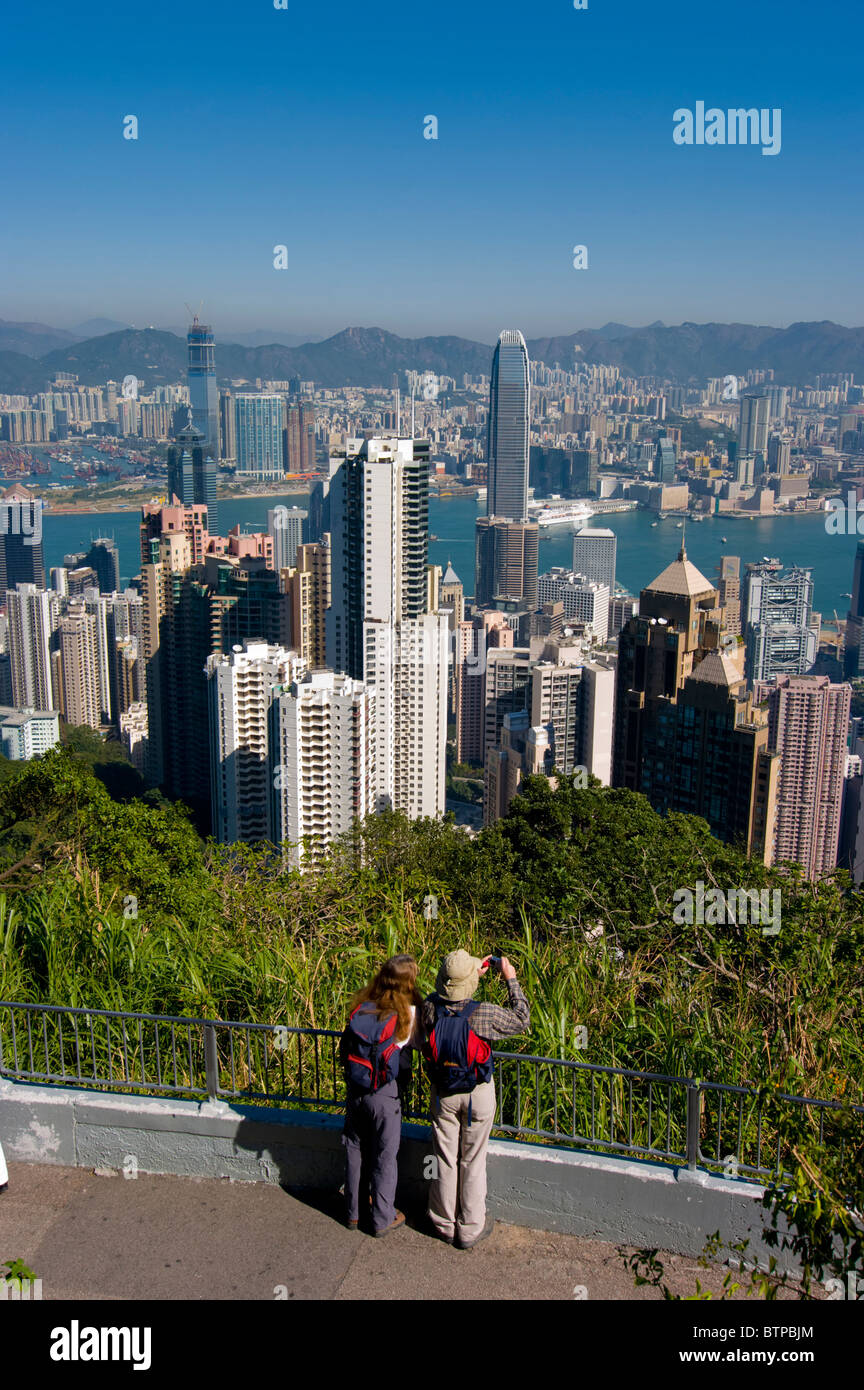 Asian tourists hong kong skyline hi-res stock photography and images - Alamy
