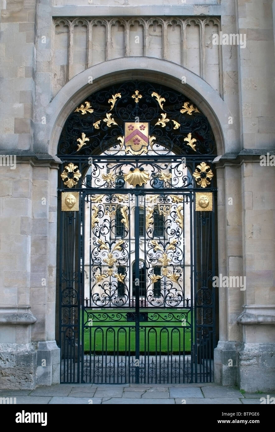 College gates hi-res stock photography and images - Alamy