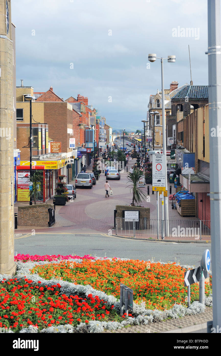 Pedestrianised thoroughfare of High Street in Rhyl, Clwyd Stock Photo ...