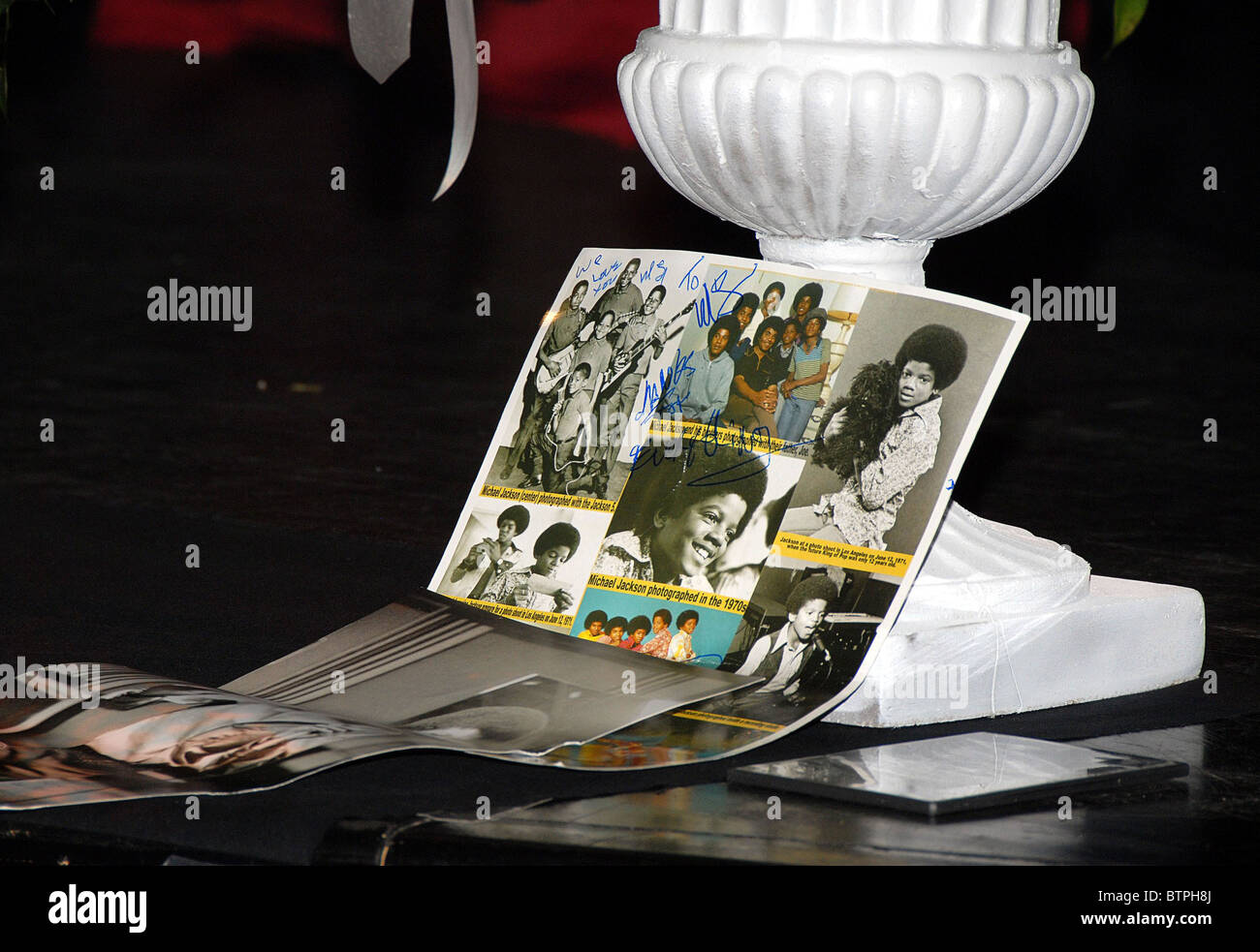 Apollo Theater Public Memorial for Michael Jackson Stock Photo - Alamy