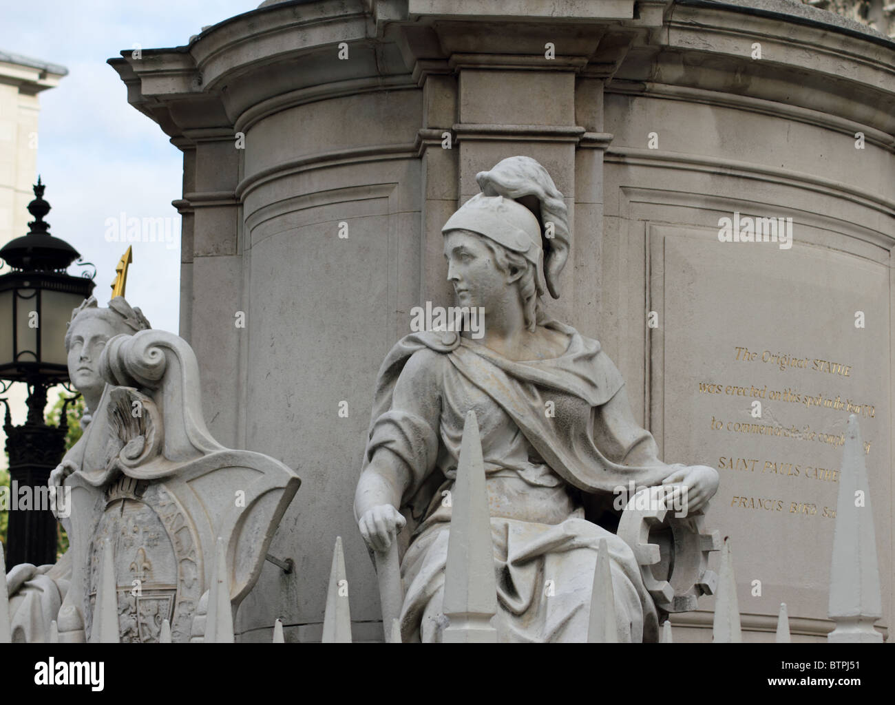 Statue outside st pauls cathedral hi-res stock photography and images ...