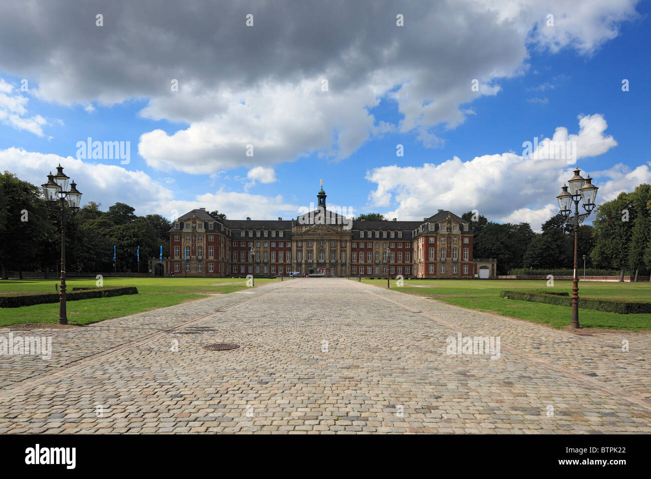 Schlossplatz mit Barockschloss, Universitaet, Muenster, Westfalen ...