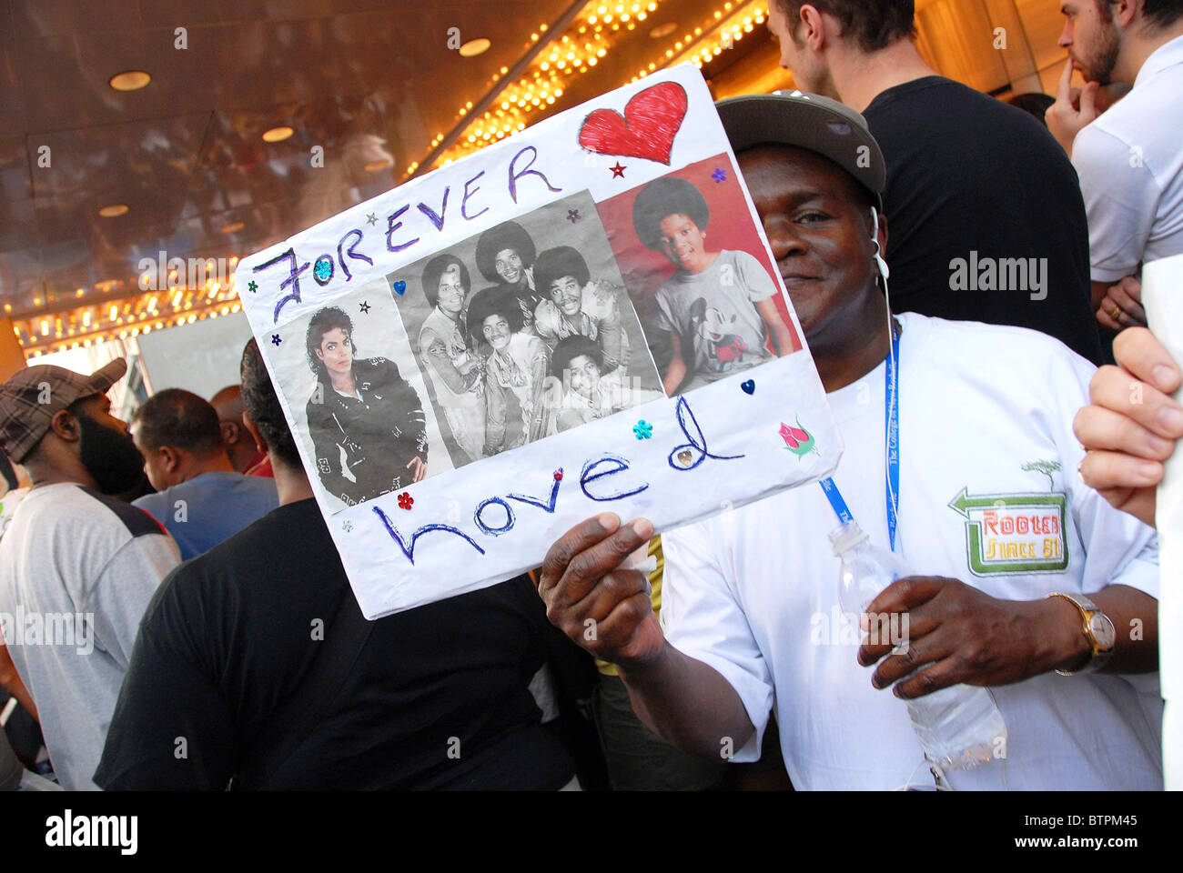 Fans with posters in memory of michael jackson hi-res stock photography ...