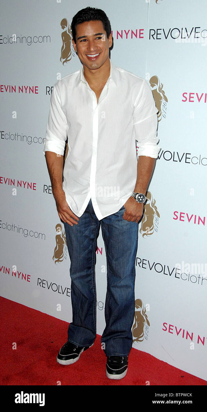 Revolve flagship store hi-res stock photography and images - Alamy