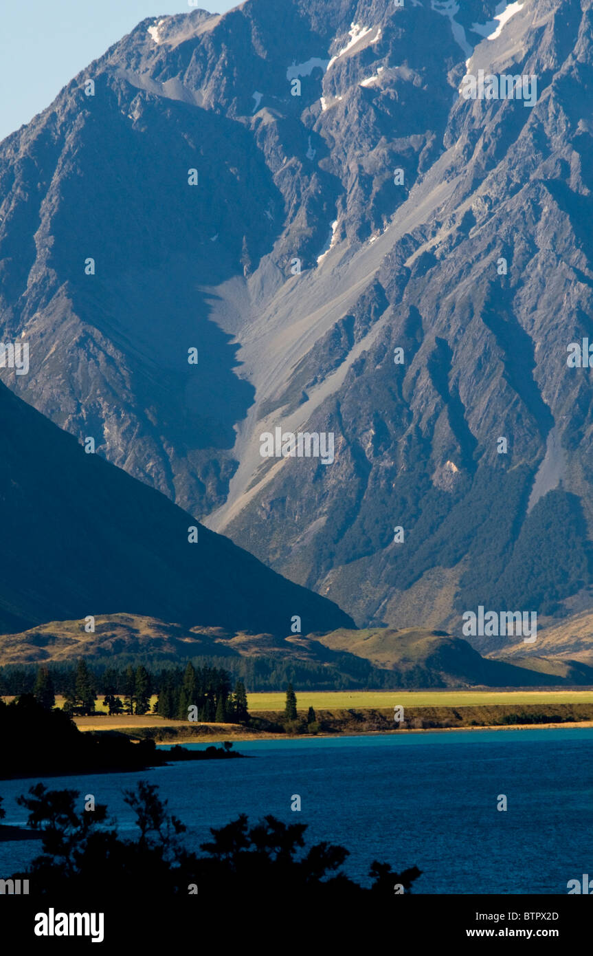 Ben Ohau Range of Mountains, Ruataniwha Conservation Park,Shores of ...