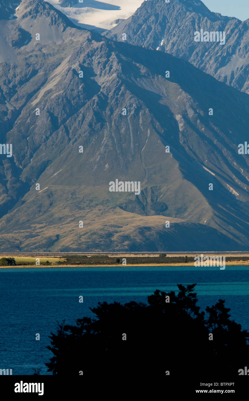 Ben Ohau Range of Mountains, Ruataniwha Conservation Park,Shores of ...